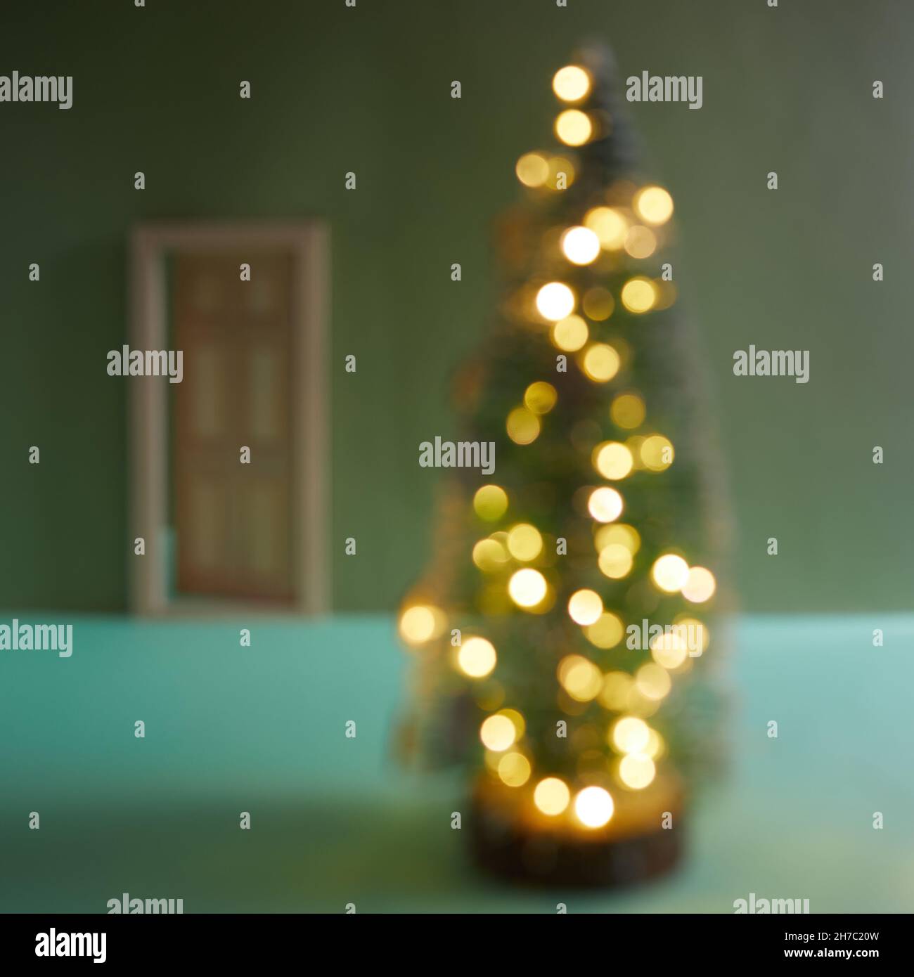 Blurred, unfocused bokeh. Christmas concept, christmas tree, with green ...