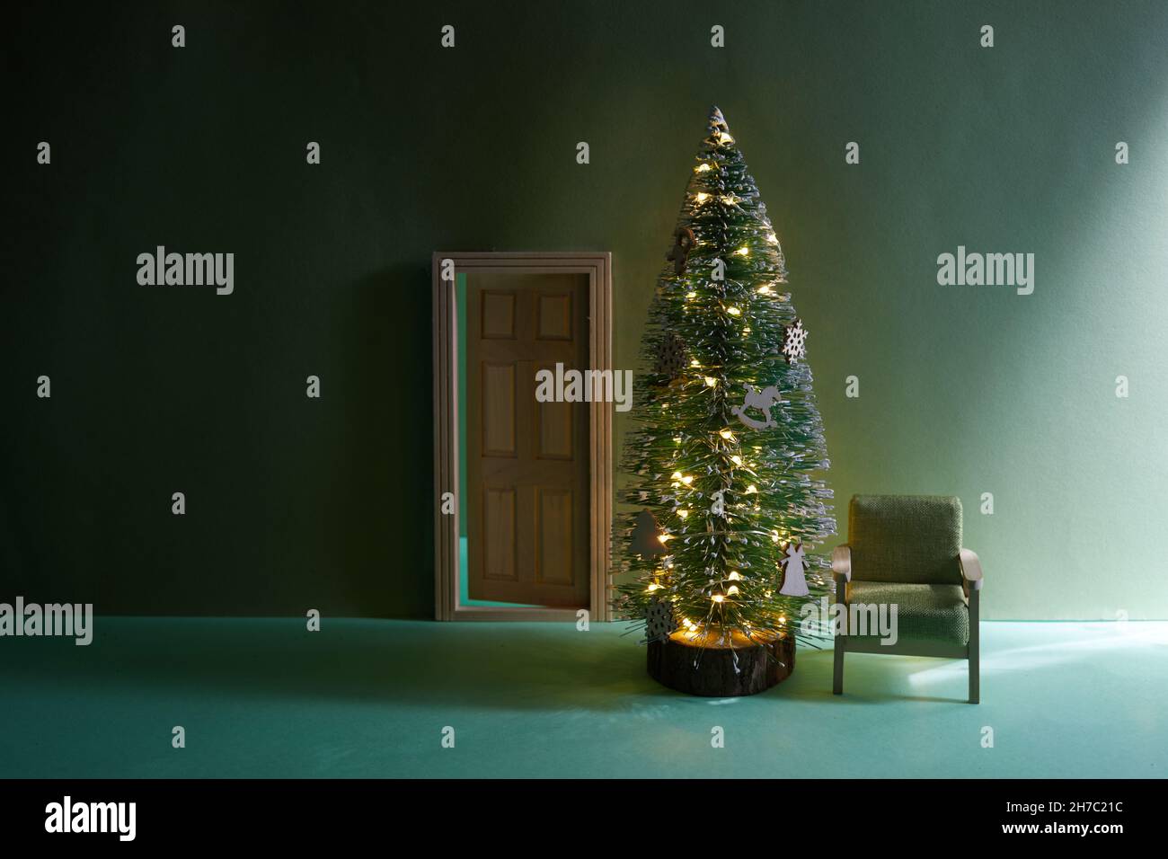 Christmas concept interior room , christmas tree, chair, in empty room ...