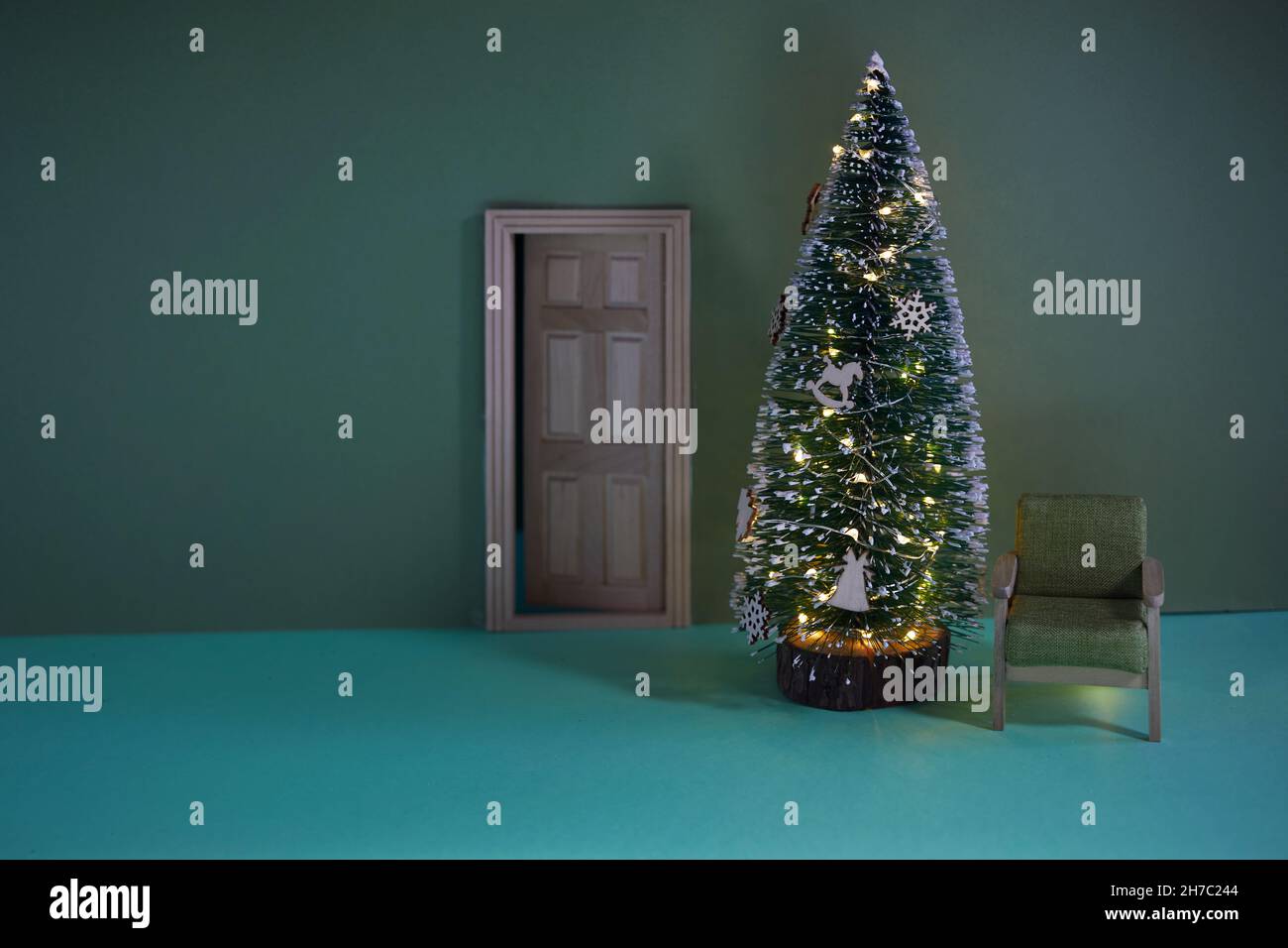Christmas concept interior room , christmas tree, chair, in empty room ...