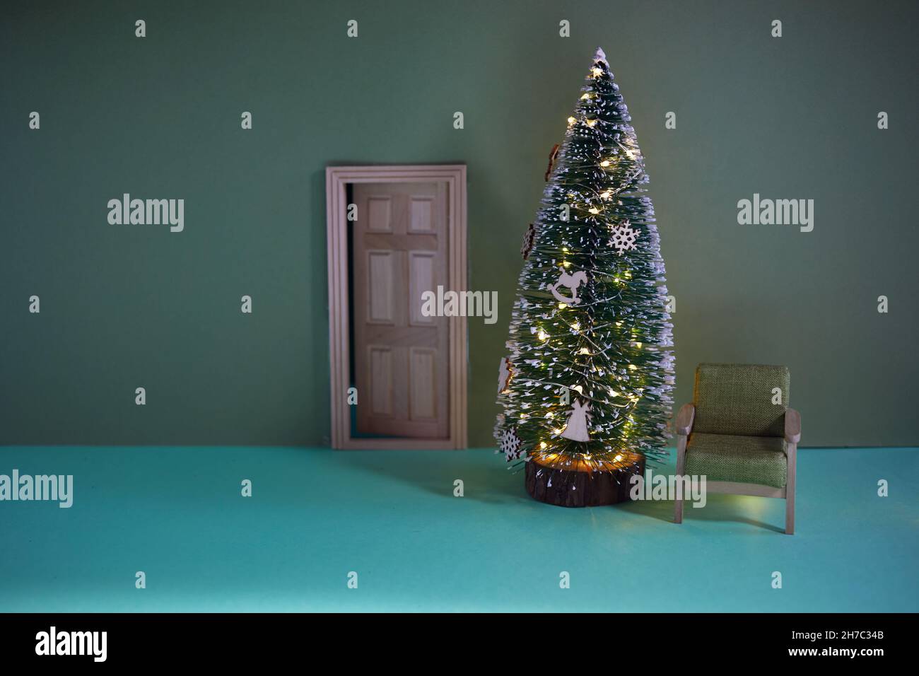 Christmas concept interior room , christmas tree, chair, in empty room ...