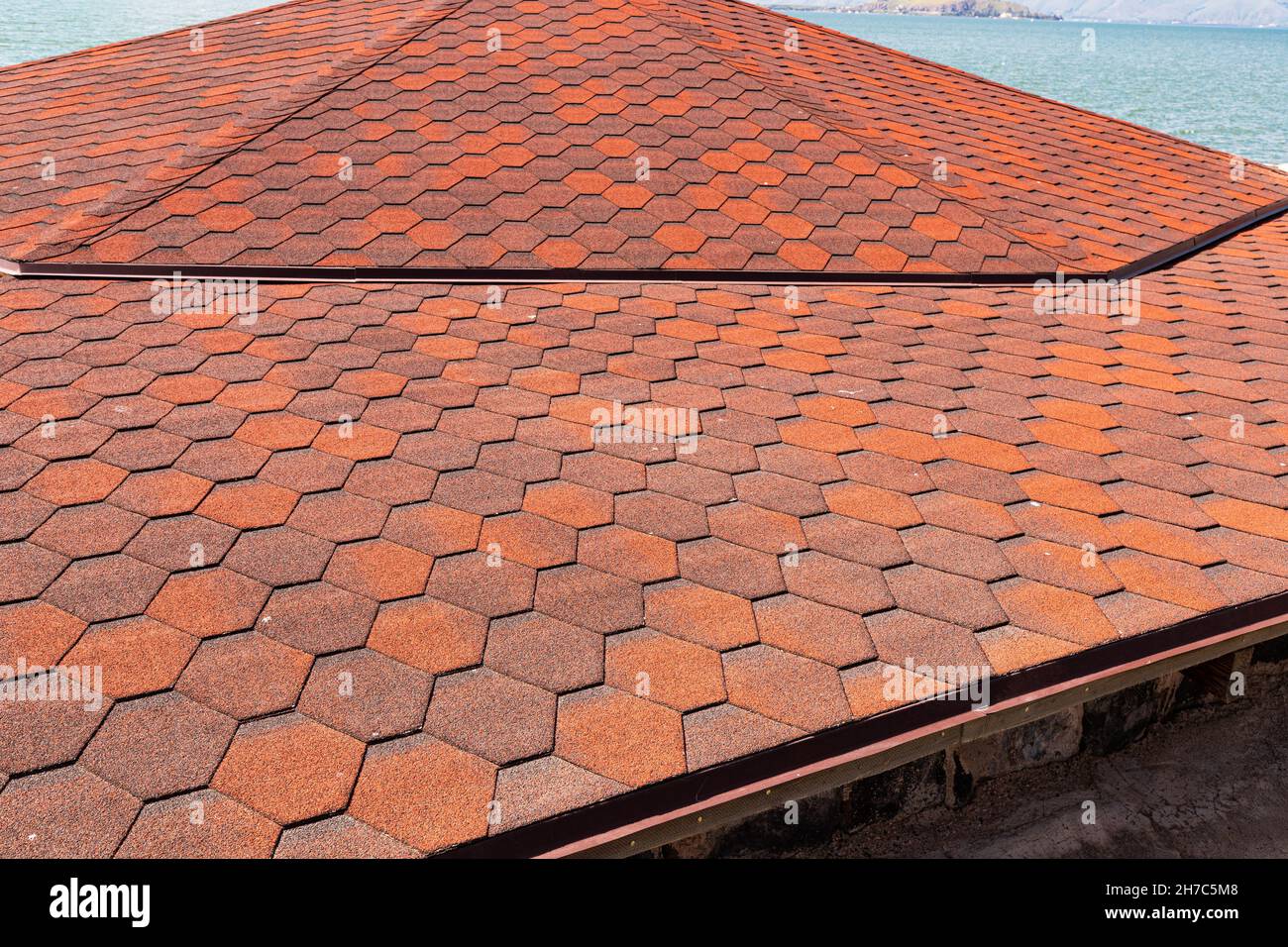 Closeup bitumen shingle roof pattern hi-res stock photography and ...