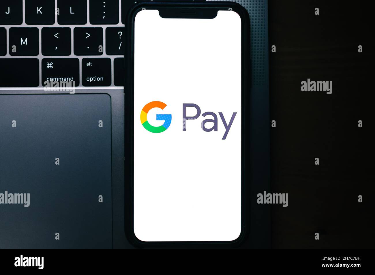 Google pay logo on smartphone screen Stock Photo - Alamy