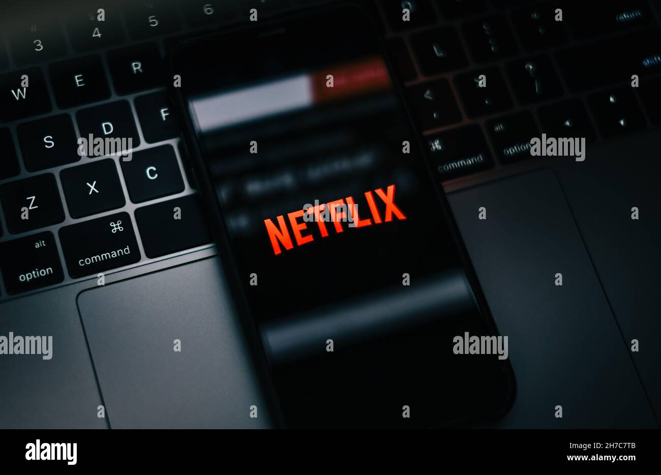 Smartphone with netflix logo on the screen Stock Photo - Alamy