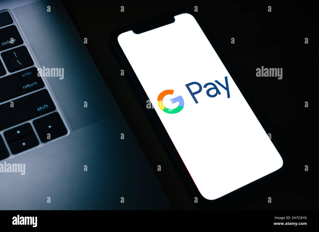 Google pay logo on smartphone screen Stock Photo - Alamy