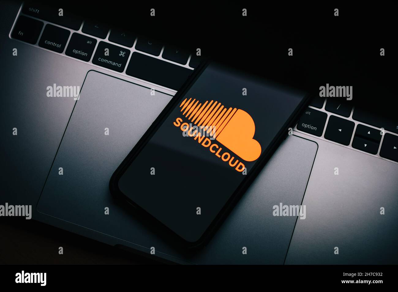 Soundcloud music computer hi-res stock photography and images - Alamy
