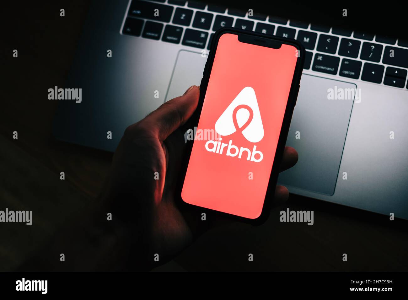 Airbnb logo on smartphone screen Stock Photo - Alamy