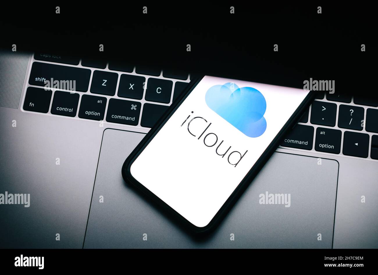 iPhone with apple iCloud logo on the screen Stock Photo - Alamy
