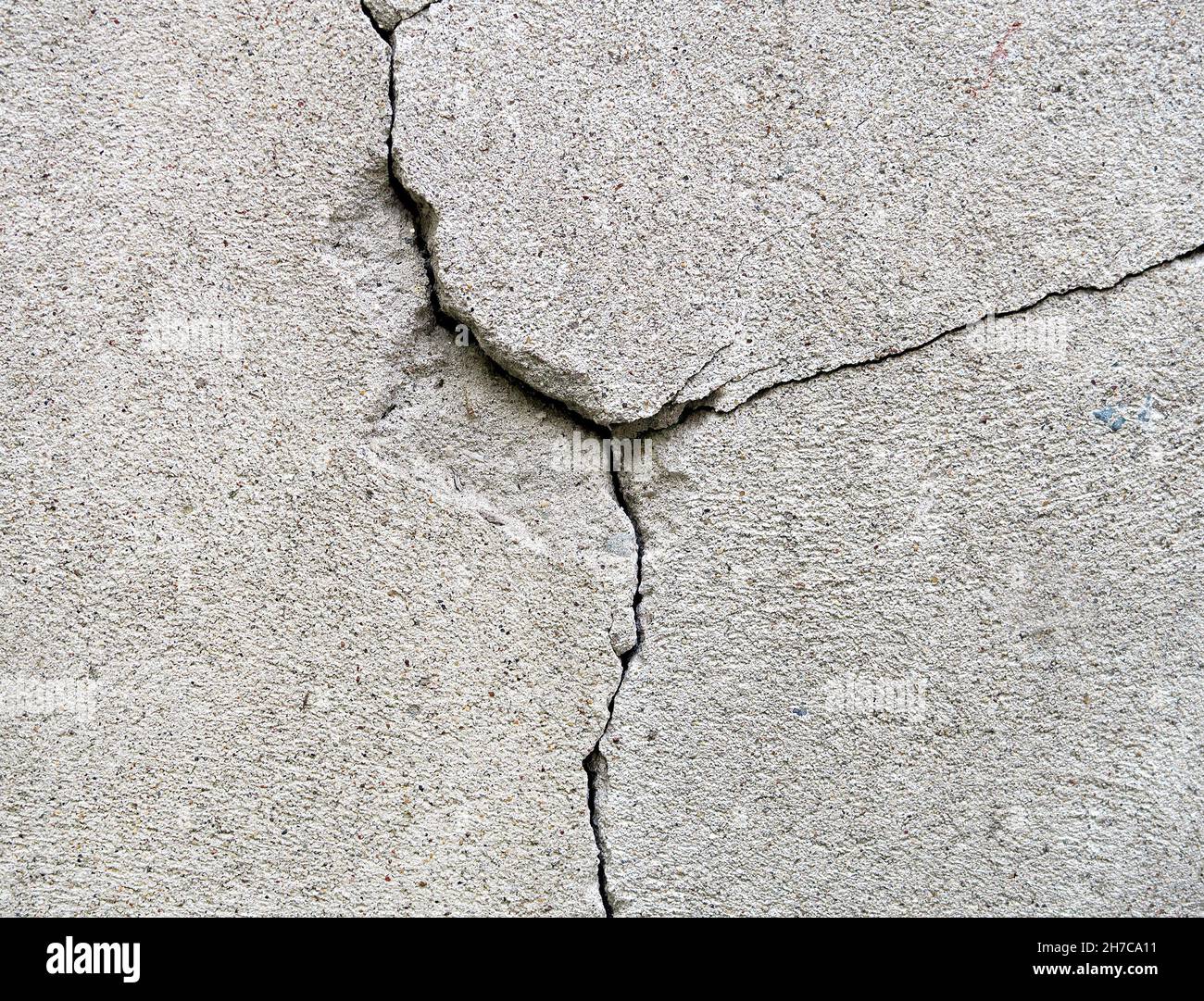 Cracked stone wall hi-res stock photography and images - Alamy