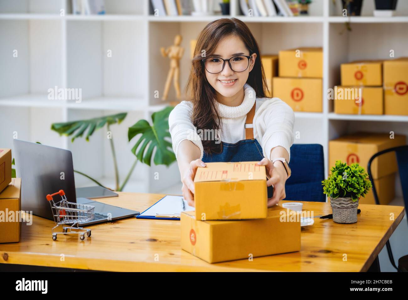 Laptop packaging hi-res stock photography and images - Alamy