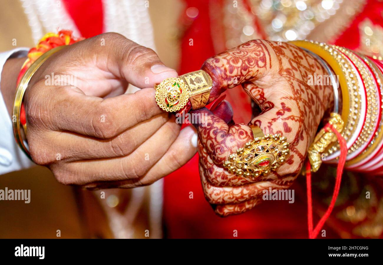 Indian bride and groom hands hi-res stock photography and images - Alamy