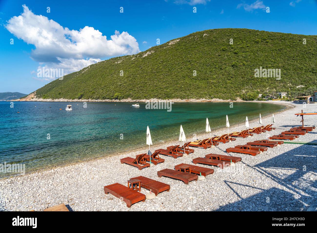 Liegestühle am Strand im Dorf Zanjice, Halbinsel Luštica, Montenegro ...