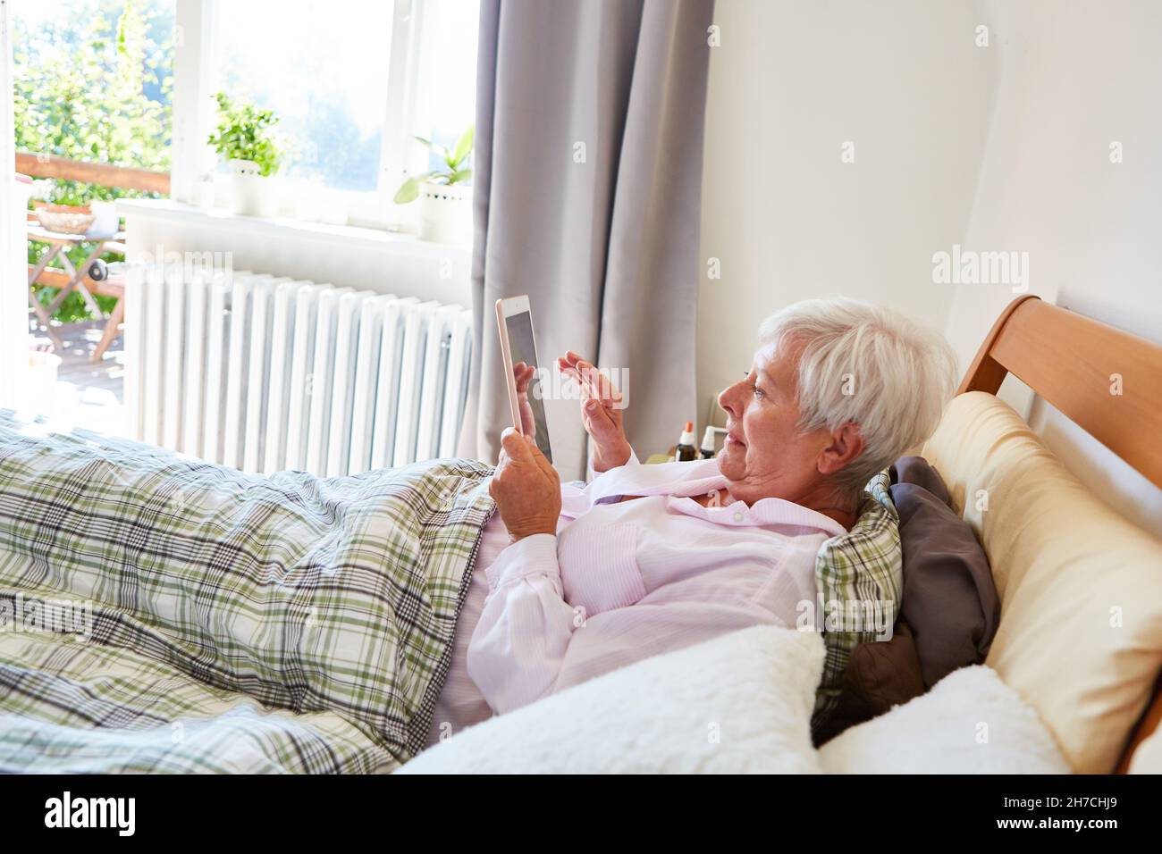 Hospital computer bed hi-res stock photography and images - Alamy