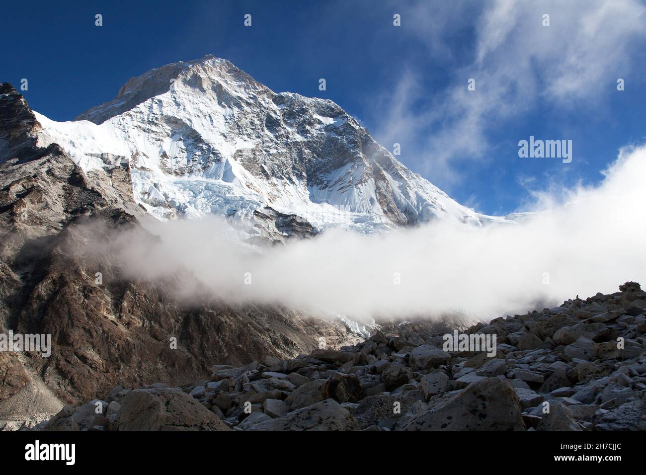 Mount Makalu with clouds, Nepal Himalayas mountains, Barun valley Stock ...