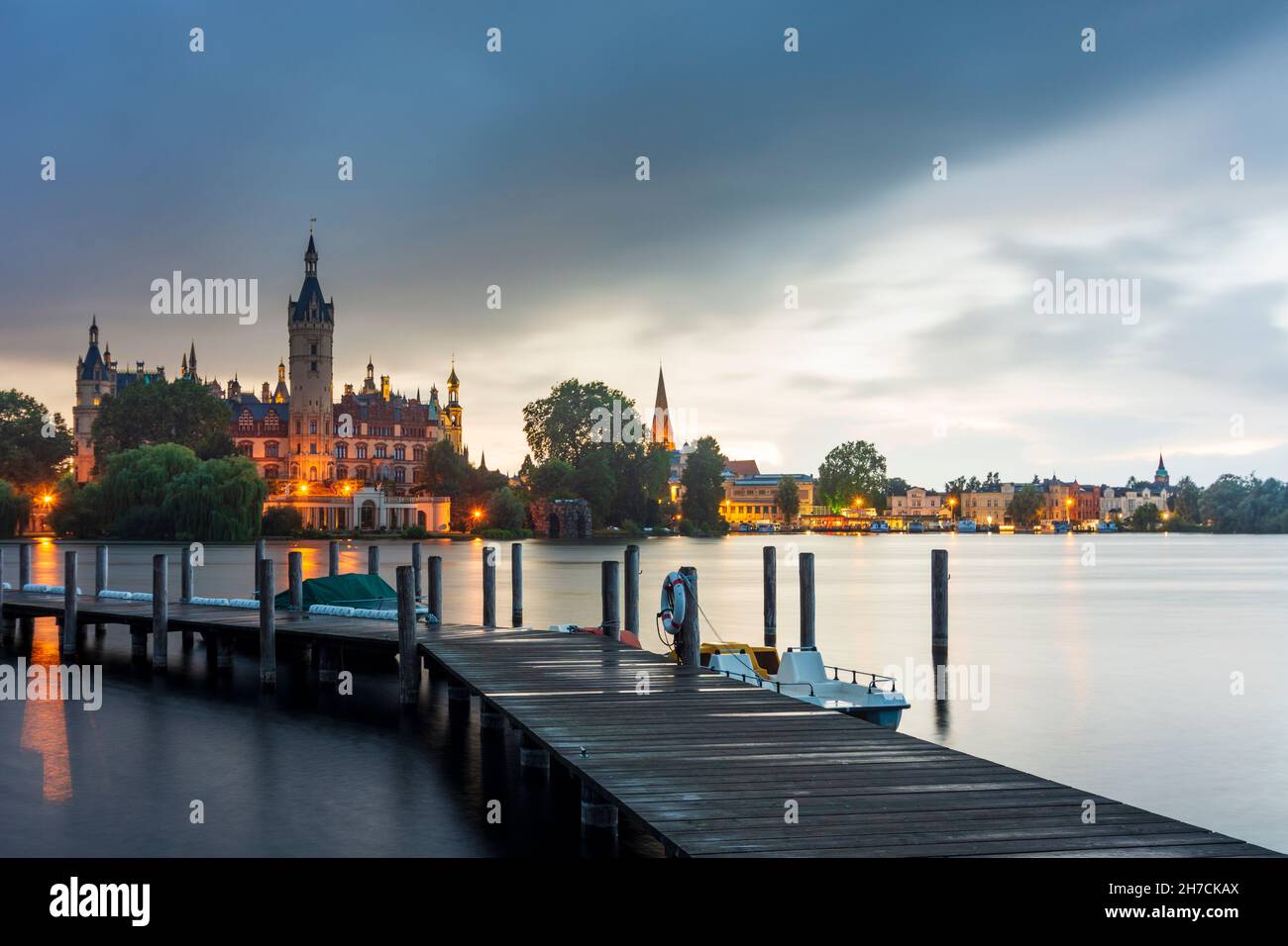 Schwerin: Schloss Schwerin Castle, lake Schweriner See in Mecklenburg ...