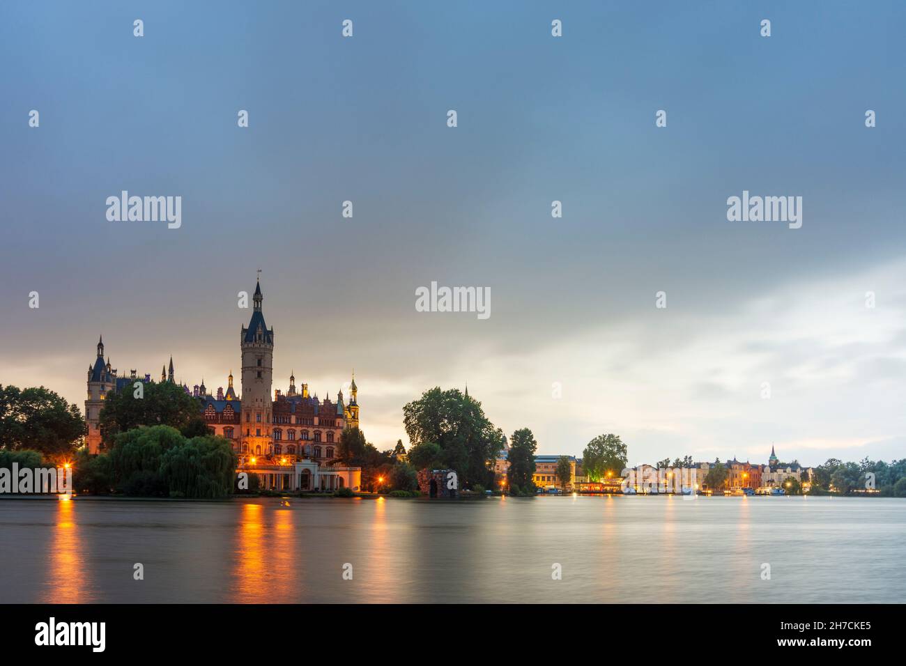 Schwerin: Schloss Schwerin Castle, lake Schweriner See in Mecklenburg ...