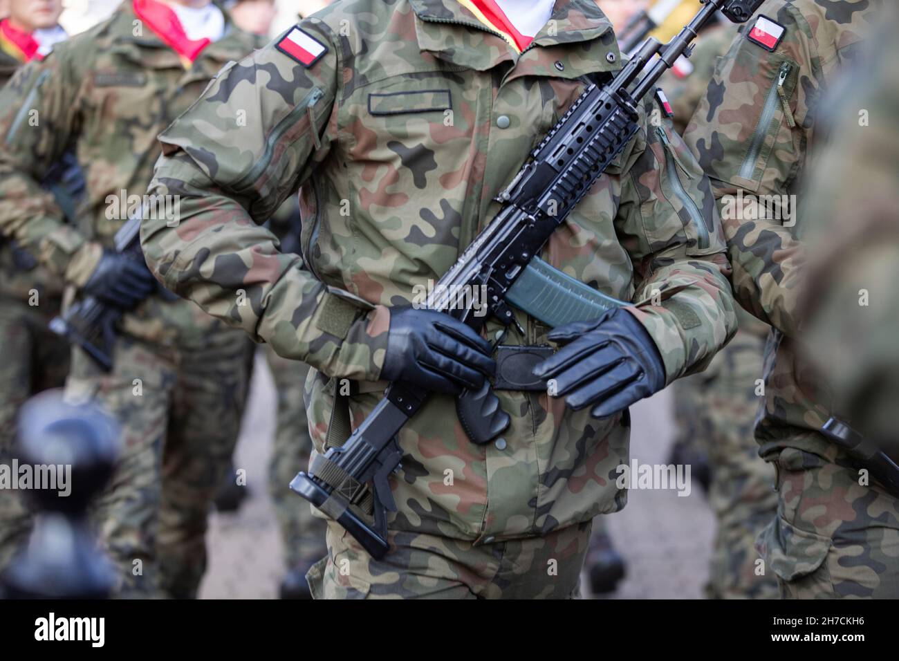 Armed Polish soldiers with machine guns are marching Stock Photo - Alamy