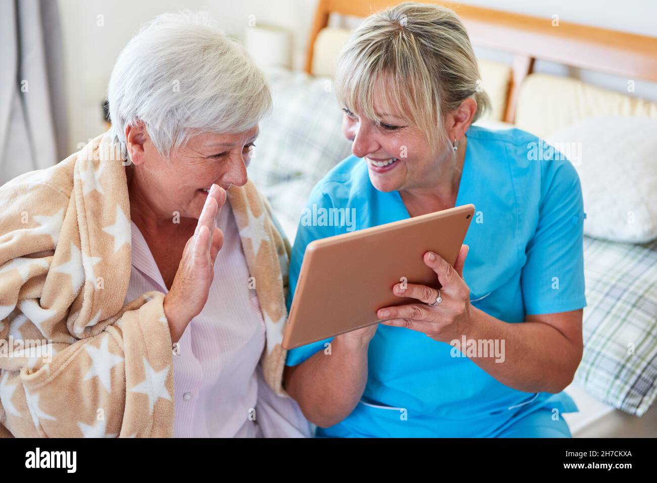 Nurse in old peoples home hi-res stock photography and images - Alamy