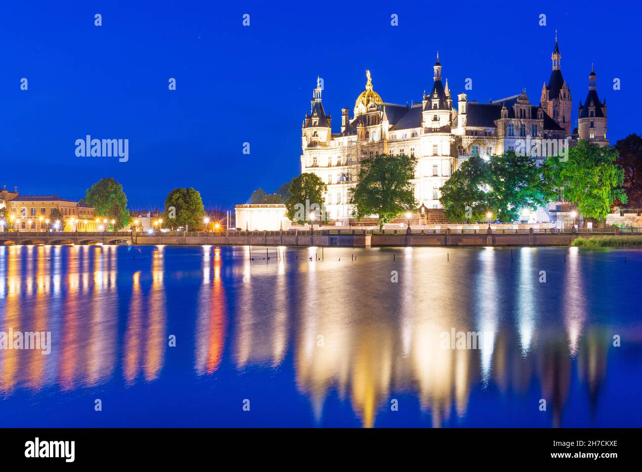 Schwerin: Schloss Schwerin Castle, lake Burgsee in Mecklenburg-Schwerin ...