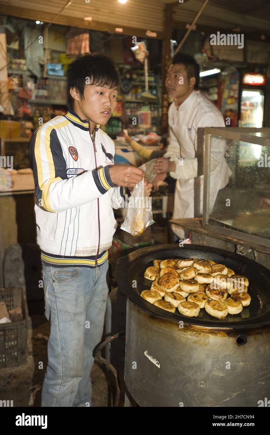 Chinese customer hi-res stock photography and images - Alamy