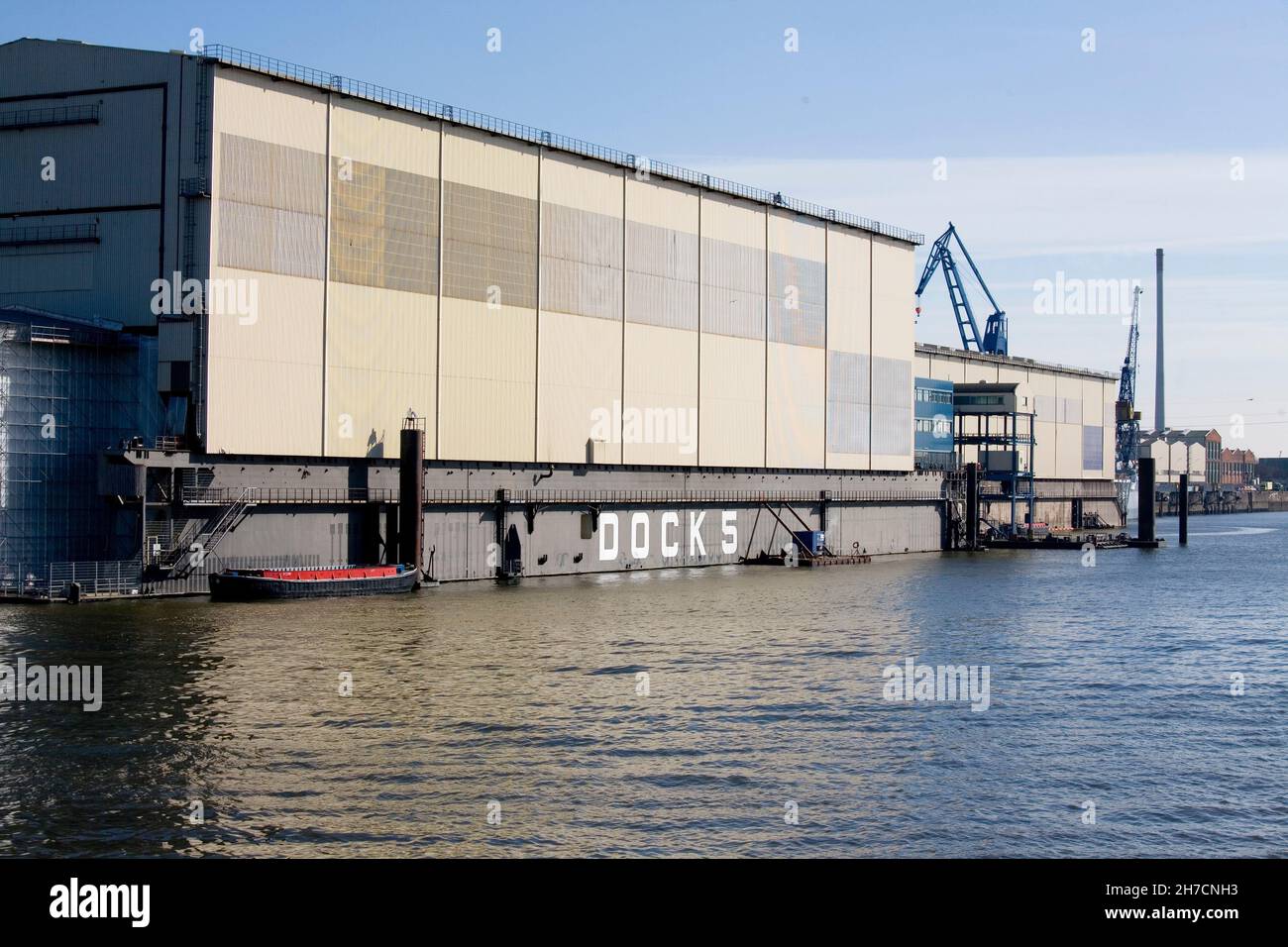 Dry docks of the hamburg shipyard hi-res stock photography and images ...