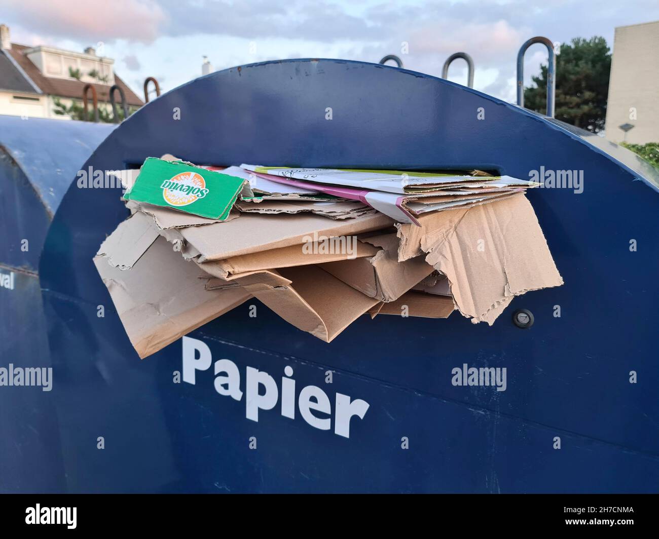 Overfilled trashcan hi-res stock photography and images - Alamy
