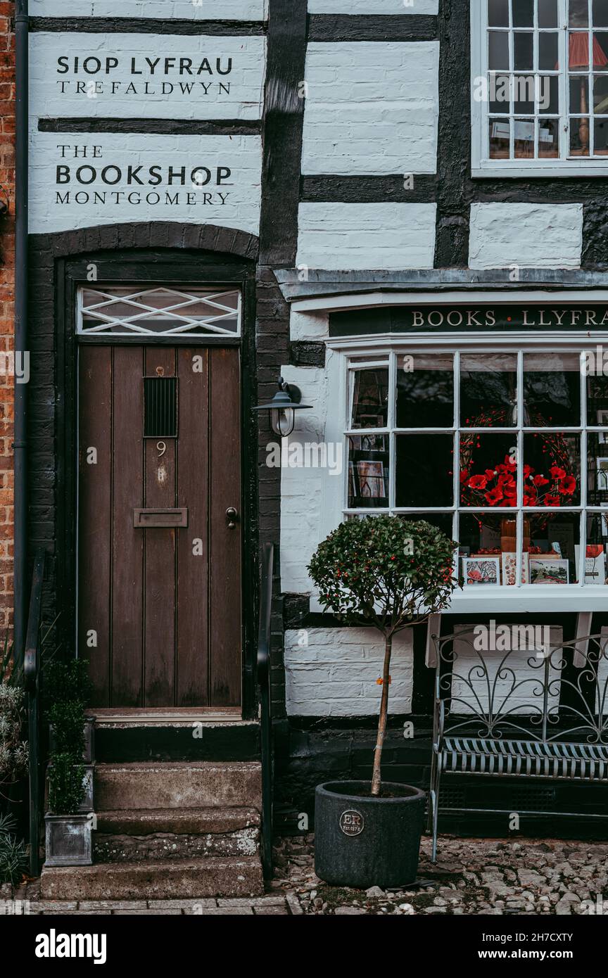 Black white tudor shop in hi-res stock photography and images - Alamy