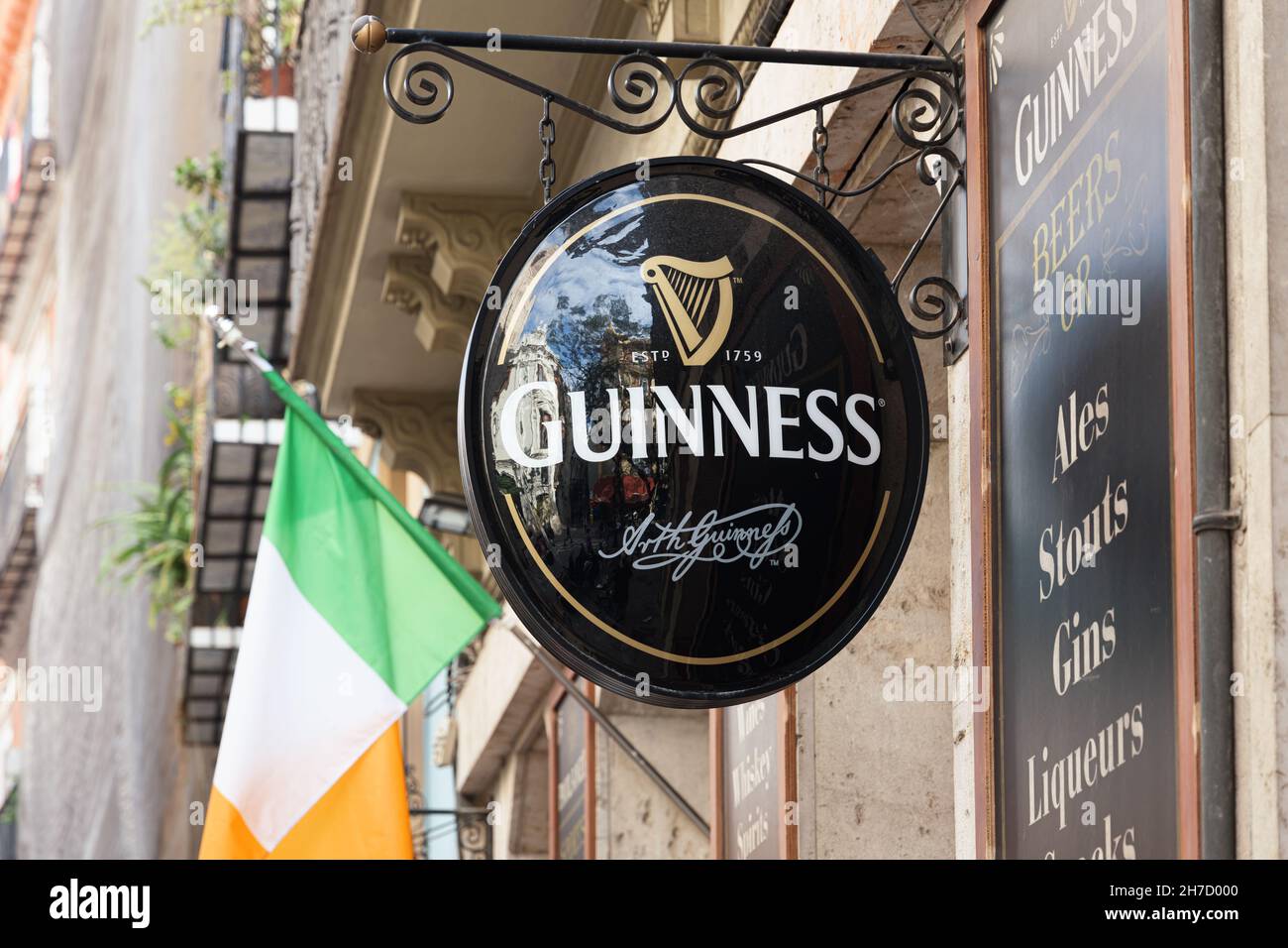 Guinness brewery logo hi-res stock photography and images - Alamy