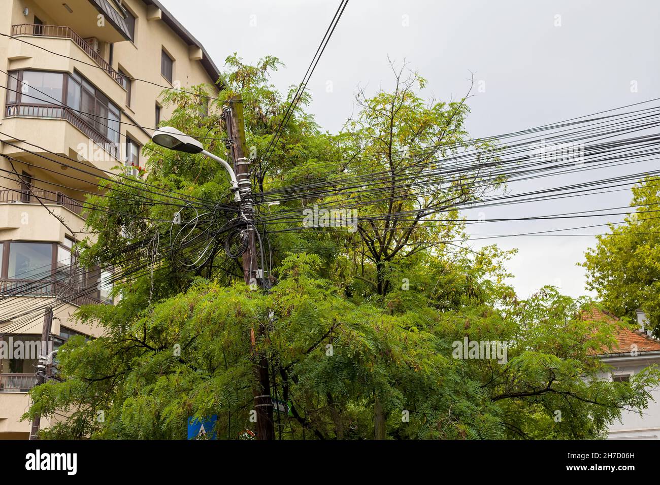 Messy cable arrangement of electric wire Stock Photo - Alamy