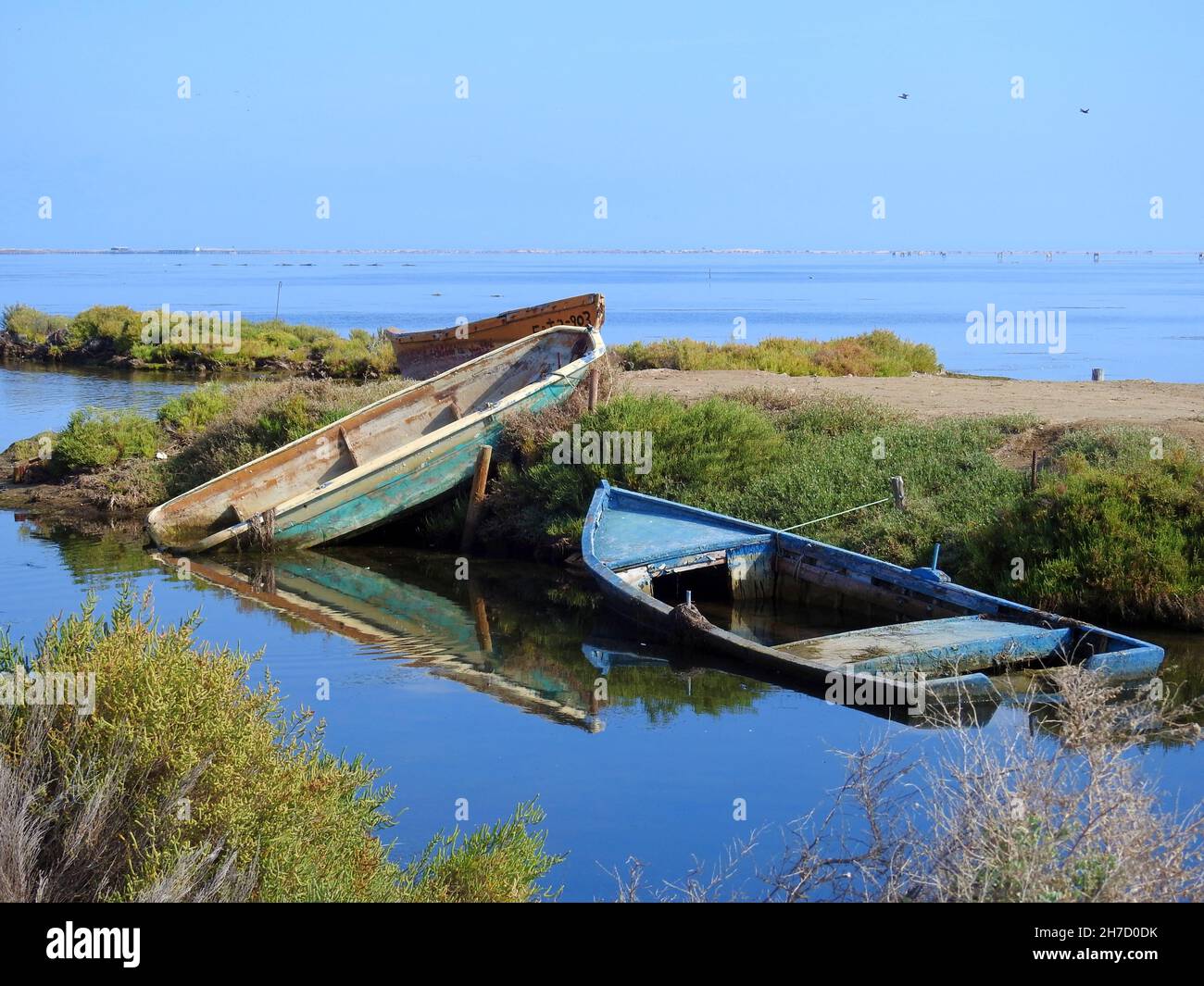 Broken boats hi-res stock photography and images - Alamy