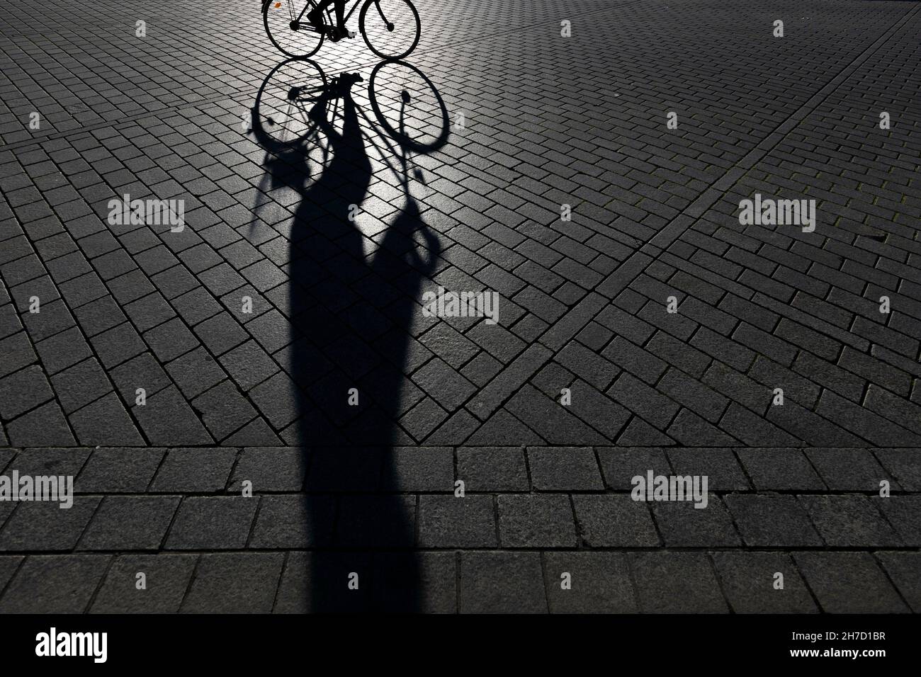 Berlin, Deutschland. 22nd Nov, 2021. The silhouette of a cyclist ...