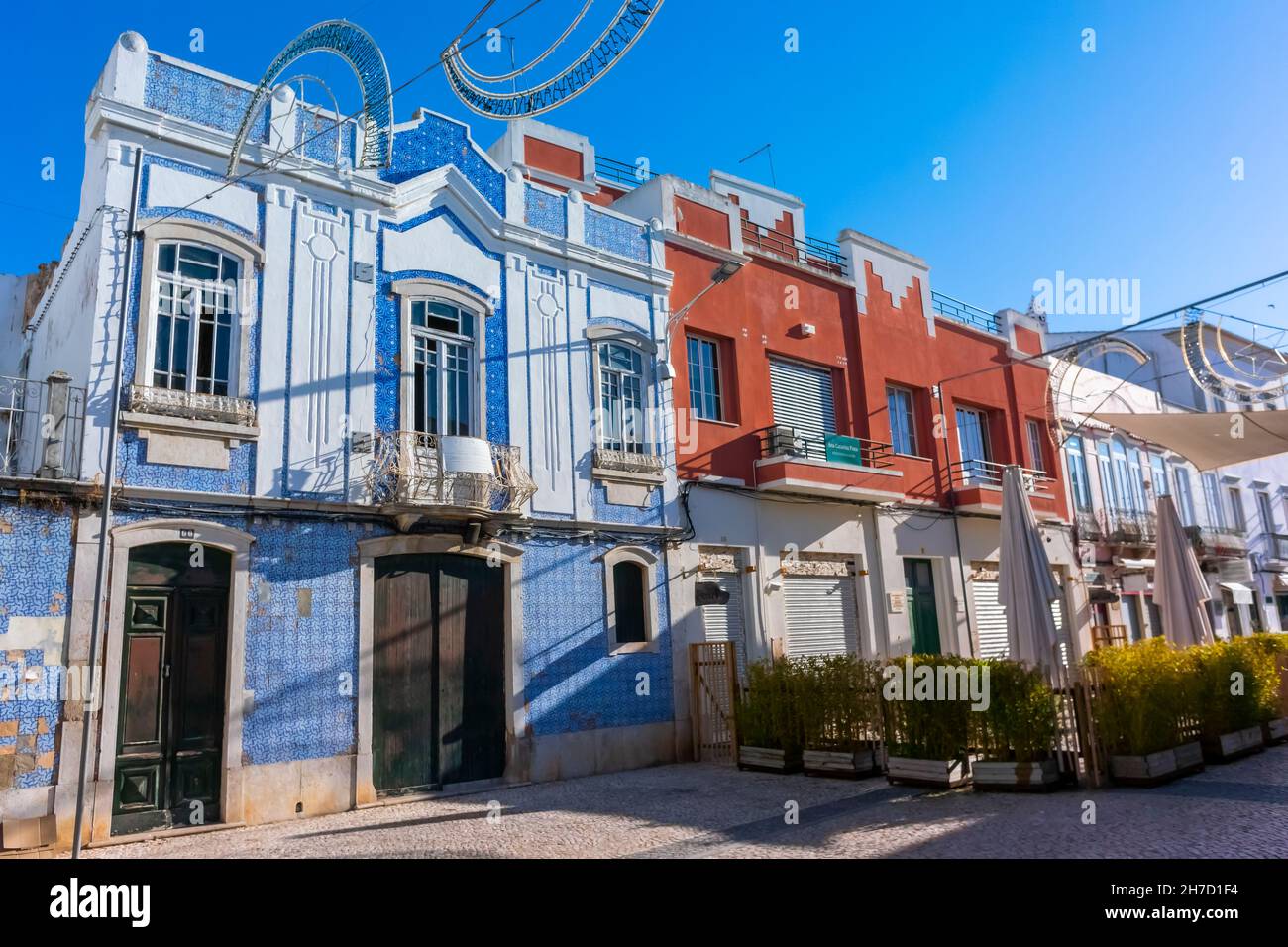 Row shops historical building hi-res stock photography and images - Alamy