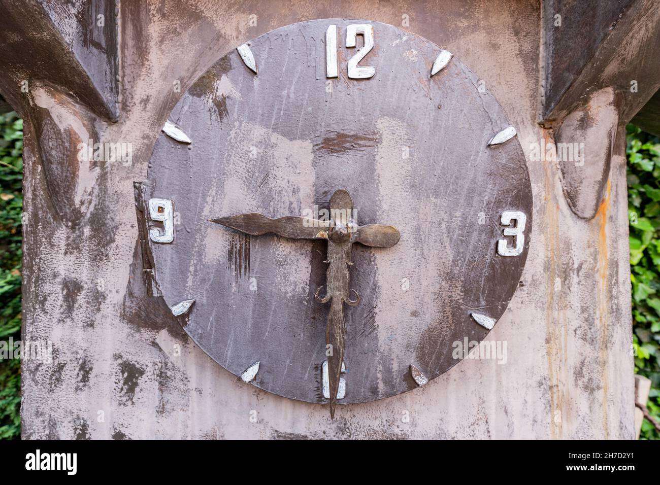 Large clock decorative hi-res stock photography and images - Alamy