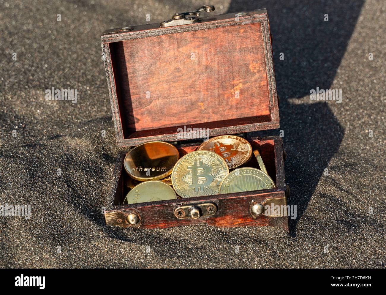 Treasure chest beach coins hi-res stock photography and images - Alamy