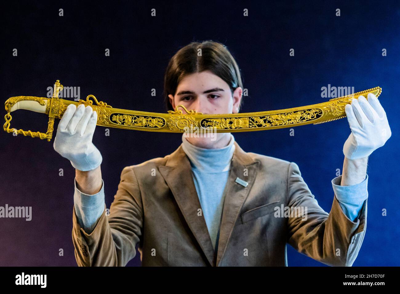 London, UK. 22nd Nov, 2021. A Lloyd's Patriotic Fund Trafalgar sword ...