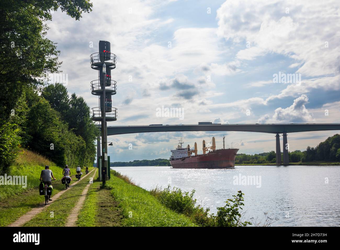 Rade b. Rendsburg: cargo ship on Nord-Ostsee-Kanal (Kiel Canal ...