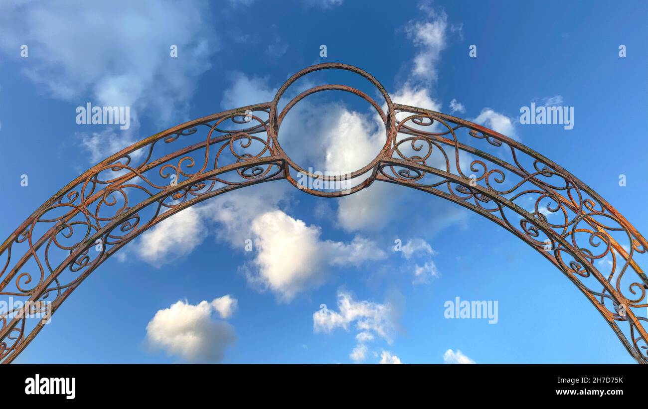 Decorative metal arch hi-res stock photography and images - Alamy