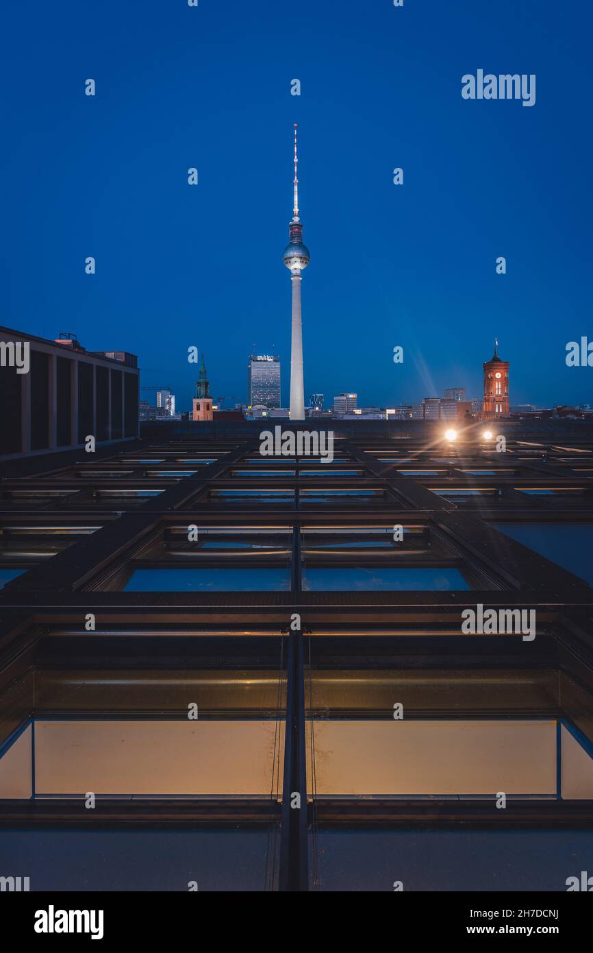 Victory tower in berlin night hi-res stock photography and images - Alamy