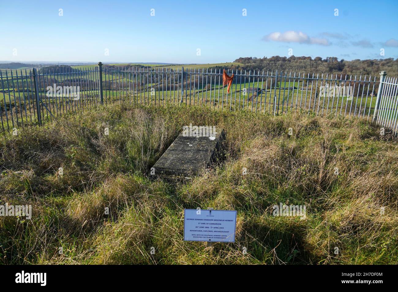 The grave of the 5th Earl of Carnarvon on Beacon Hill Highclere Castle ...
