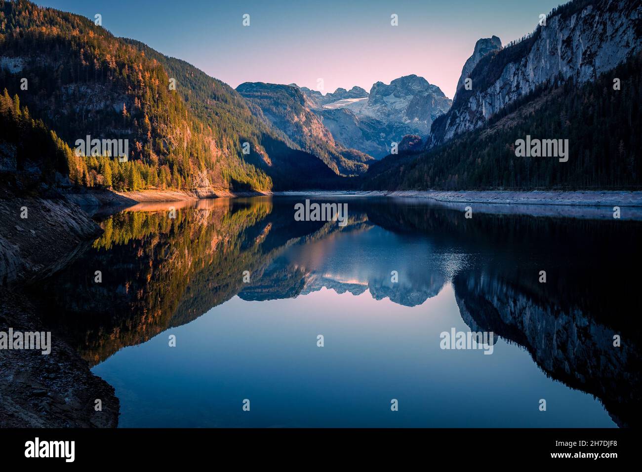 Spectacular view of the "Gosaukamm" mountain range and the Dachstein ...