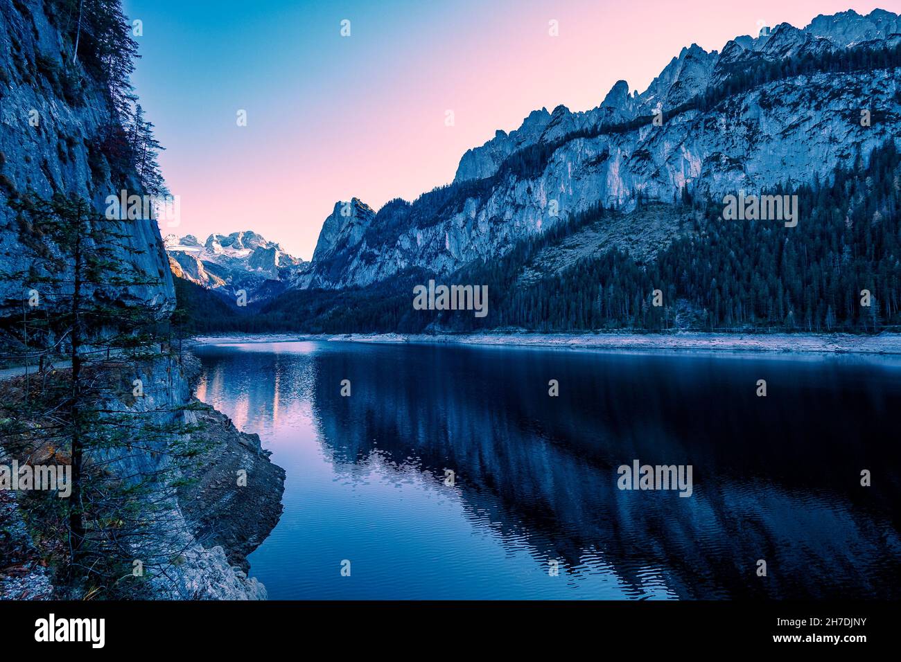Spectacular view of the "Gosaukamm" mountain range and the Dachstein ...