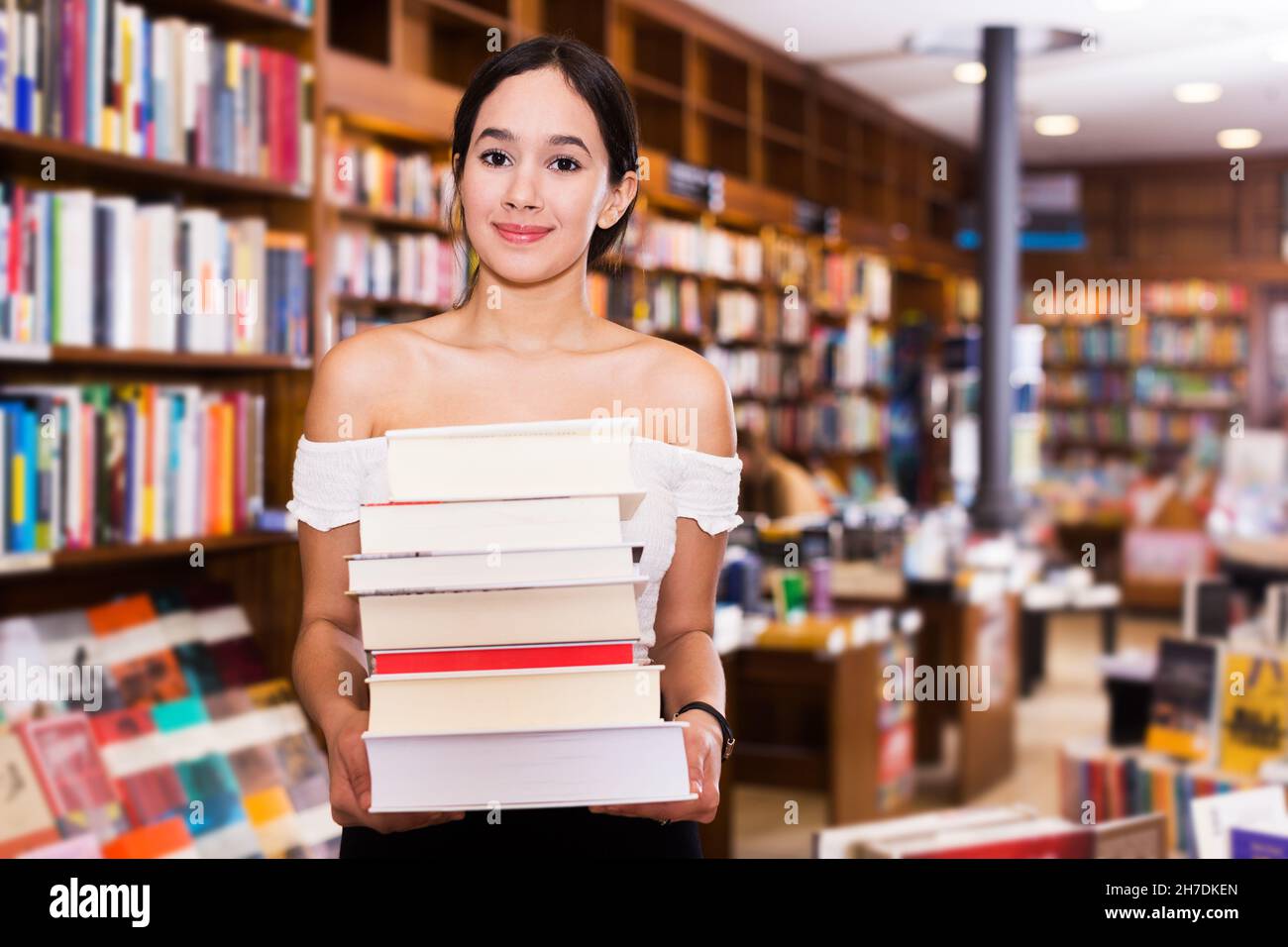 Female student standing in library Stock Photo - Alamy