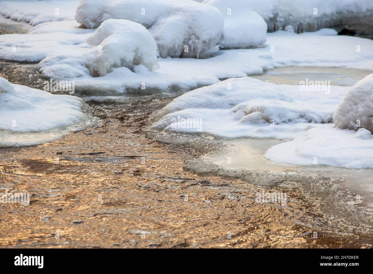 Edge ice flowing water hi-res stock photography and images - Alamy