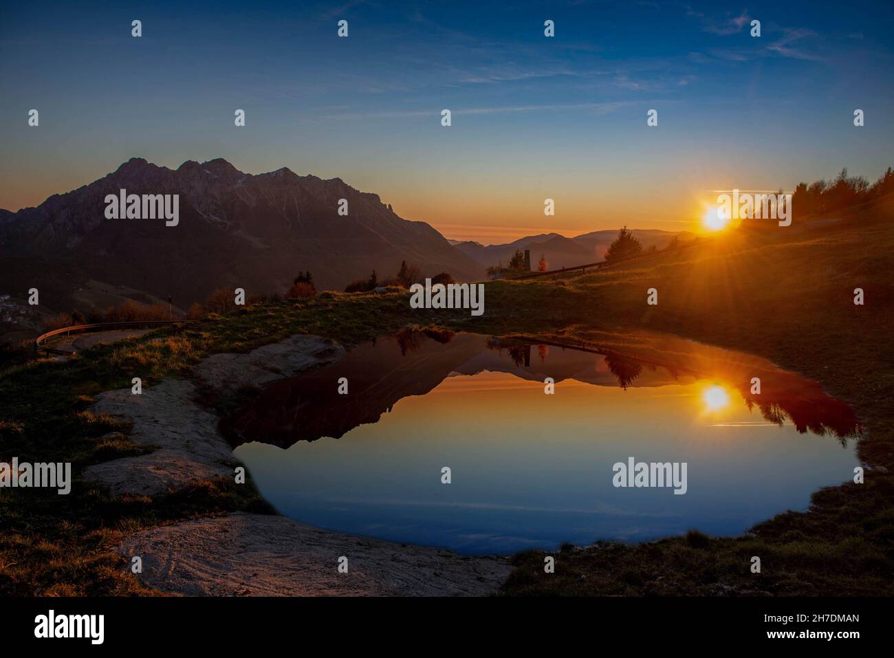 Mountain sunset lake reflection hi-res stock photography and images - Alamy