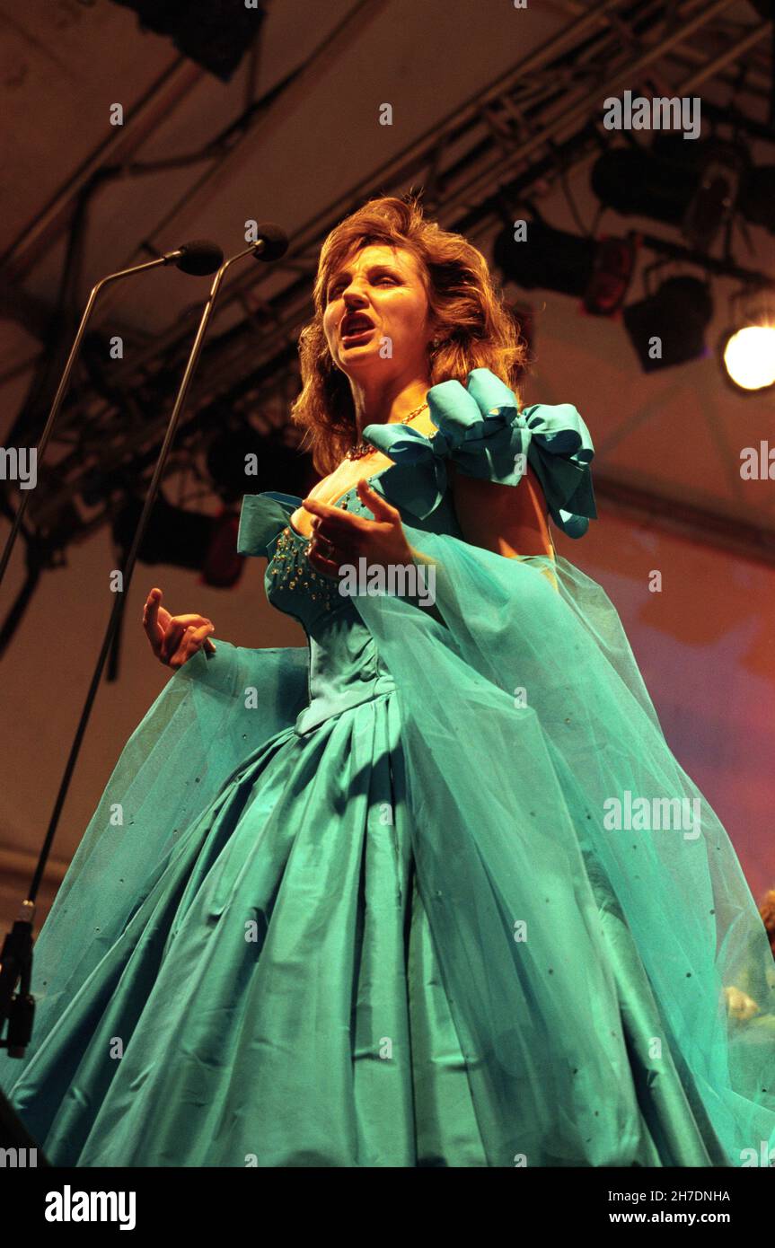 English soprano singer lesley garrett hi-res stock photography and ...