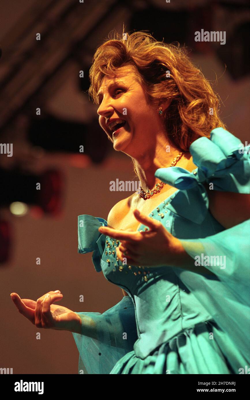 English soprano singer lesley garrett hi-res stock photography and ...