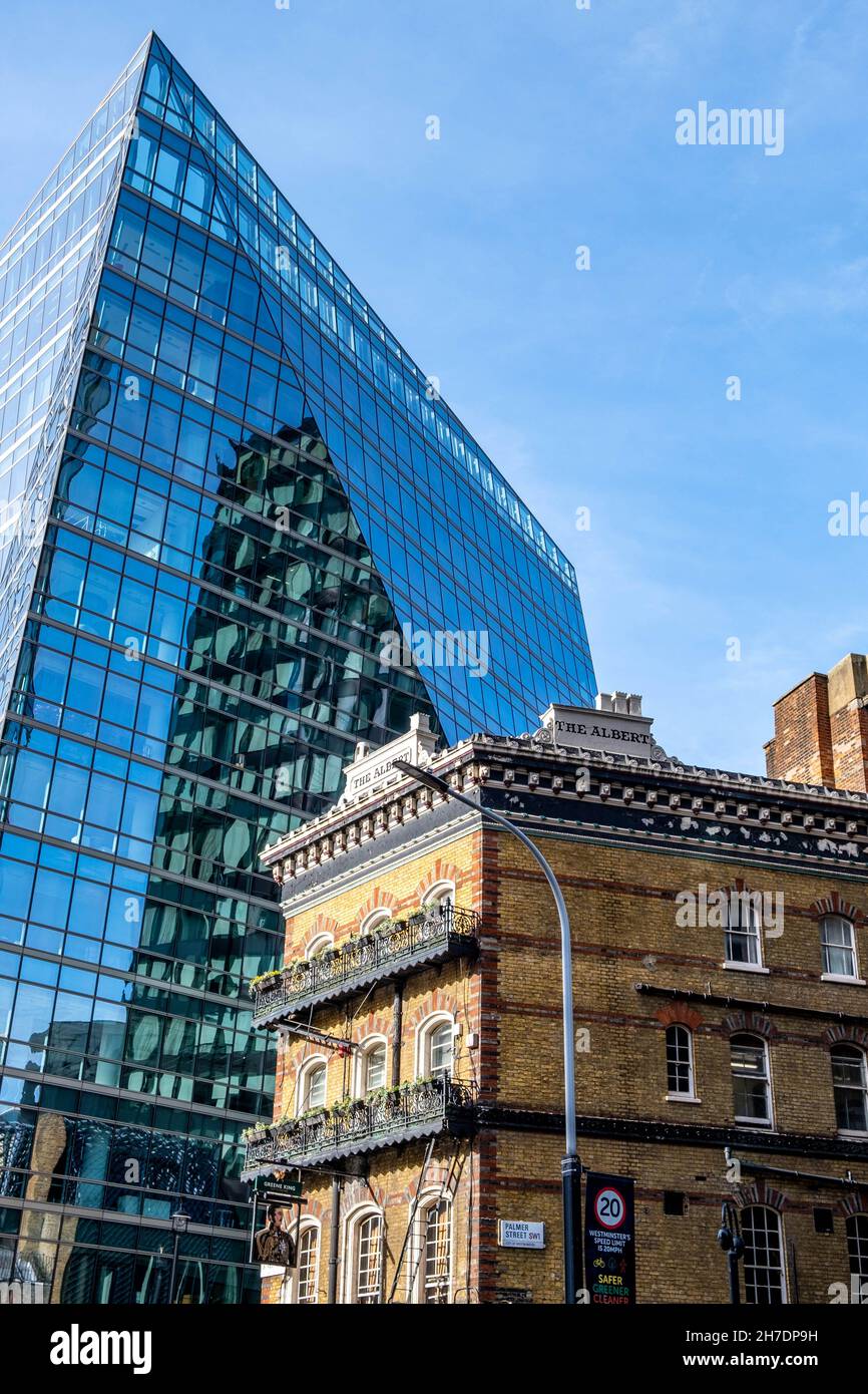 Asymmetric building hi-res stock photography and images - Alamy