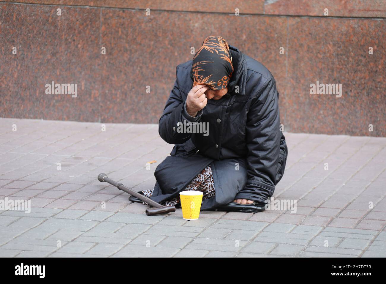 Old lady begging hi-res stock photography and images - Alamy