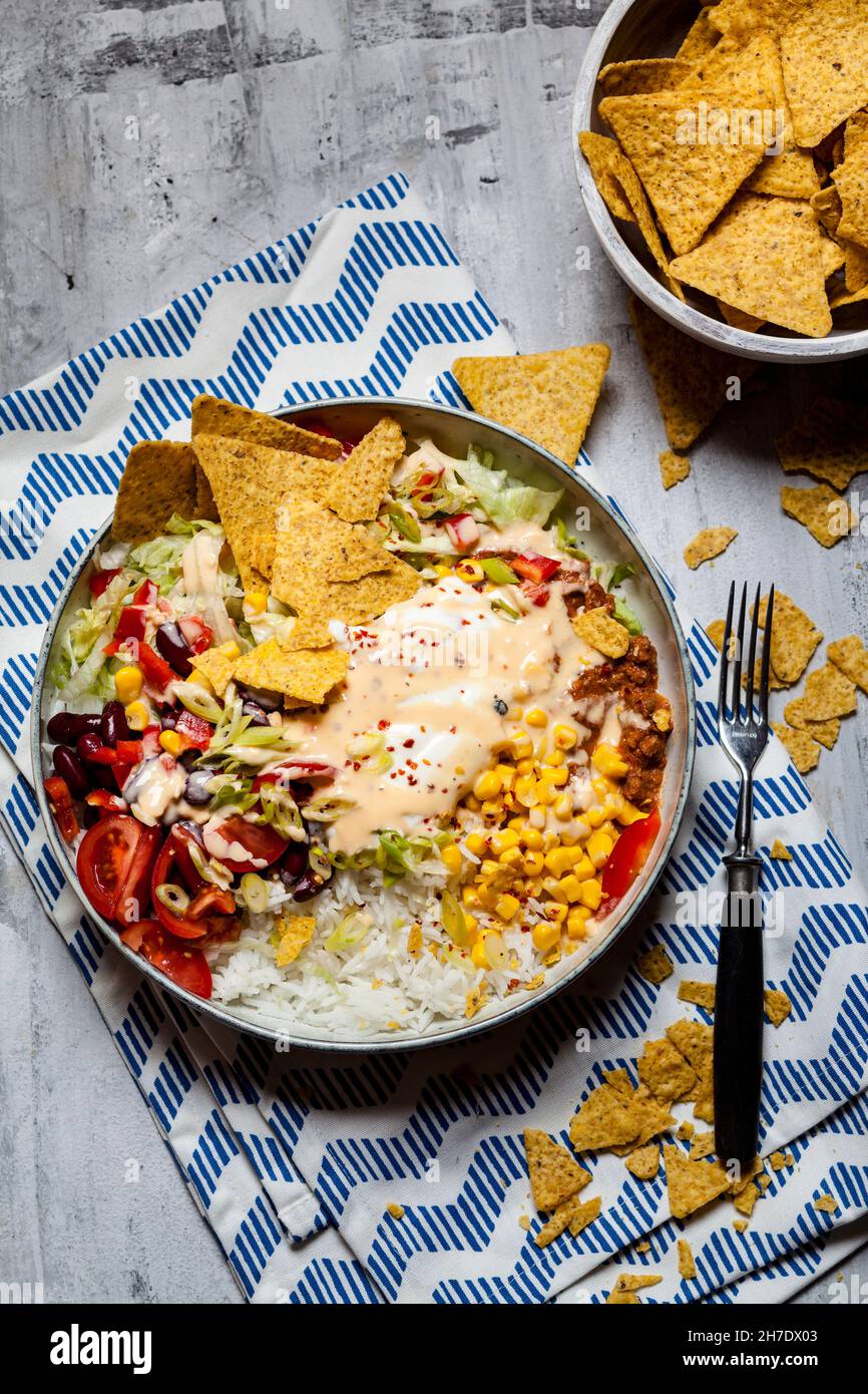 A taco salad bowl with chilli con carne (Mexico Stock Photo - Alamy