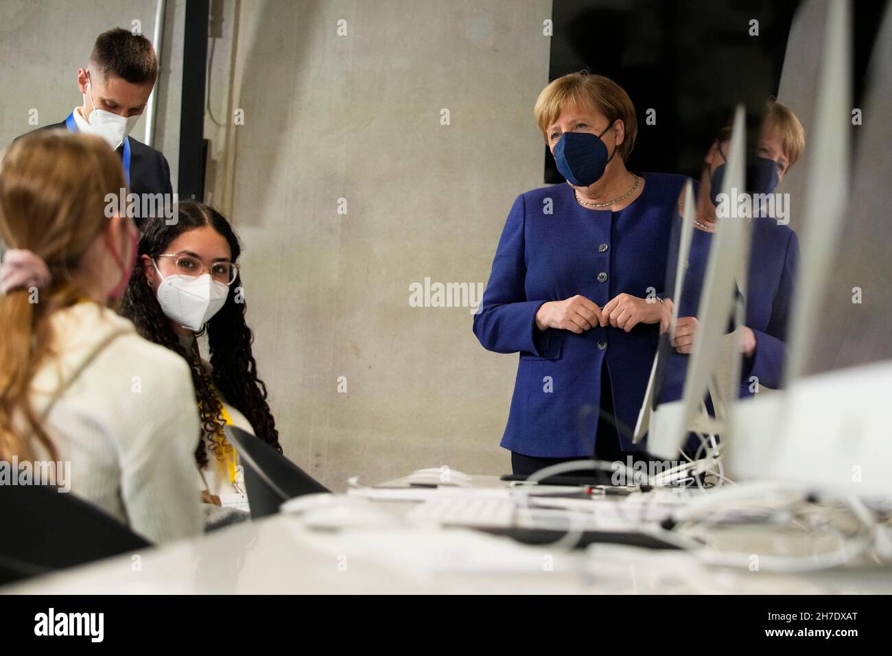 Berlin, Germany. 22nd Nov, 2021. German Chancellor Angela Merkel (r, CDU) talking to young ...