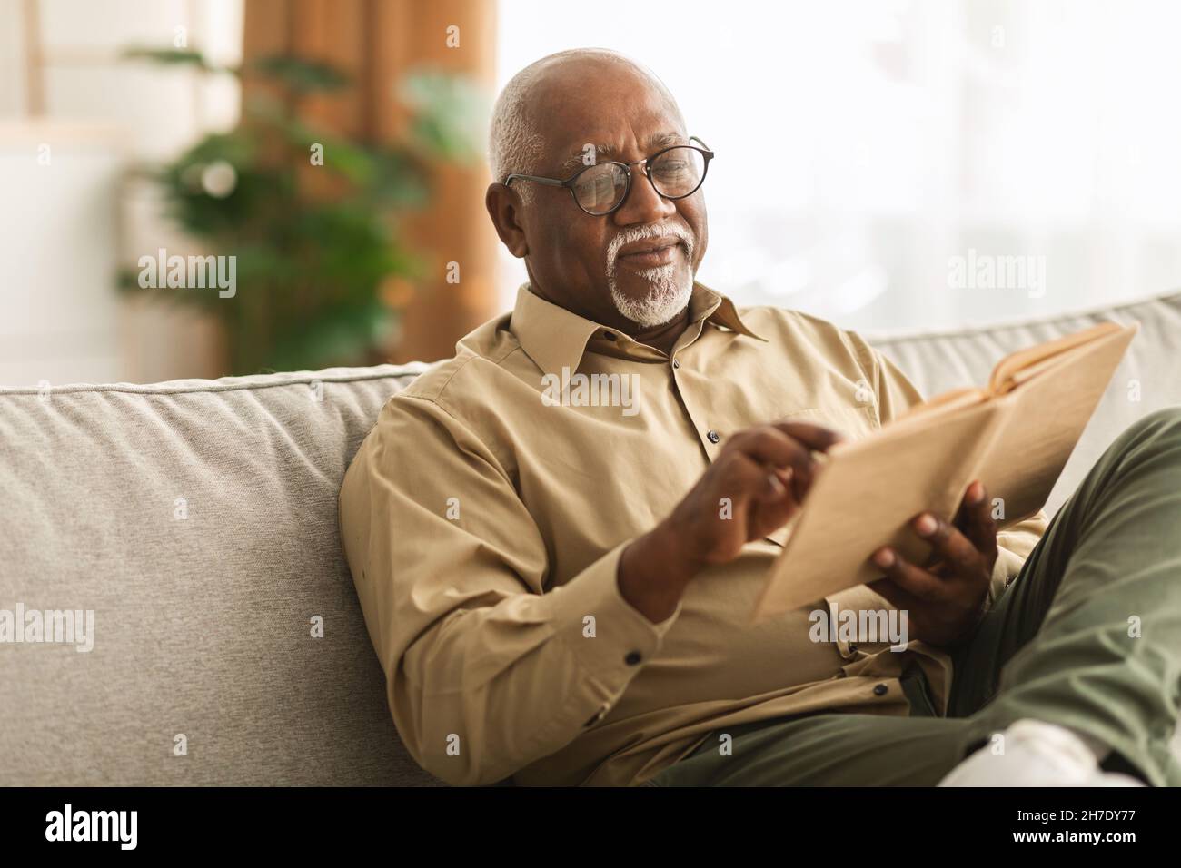 African man reading hi-res stock photography and images - Alamy